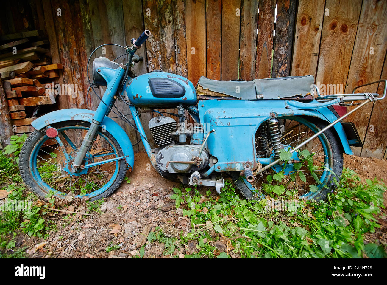 Abandoned motorcycle hi-res stock photography and images - Alamy