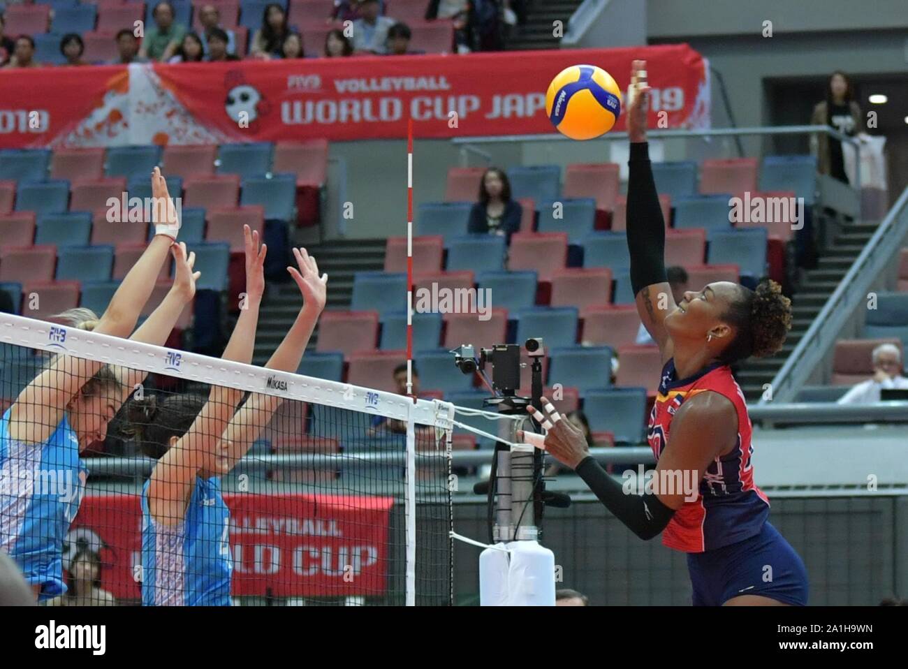 Osaka, Japan. 27th Sep, 2019. Brayelin Elizabeth Martinez (R) of the ...