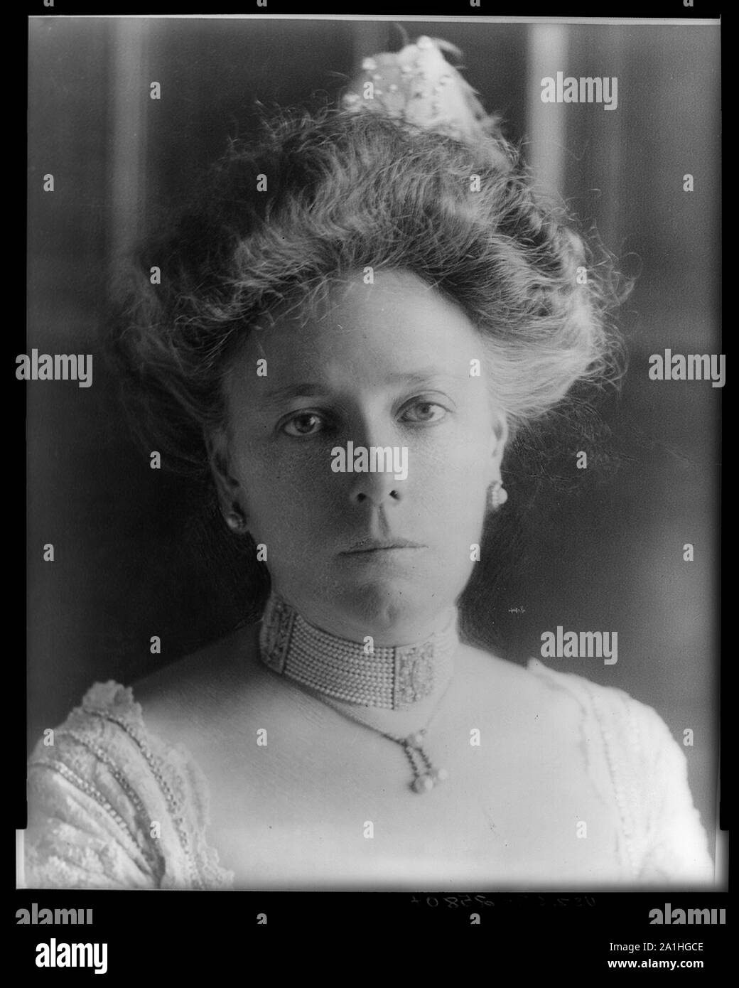 Mrs. William Howard Taft, half-length portrait, seated, facing front ...