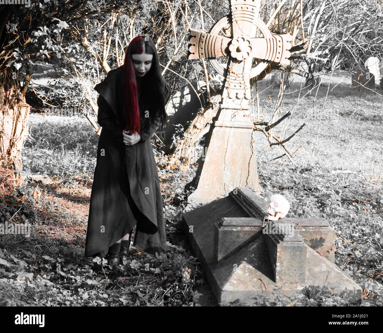 Female vampire cemetery hi-res stock photography and images - Alamy
