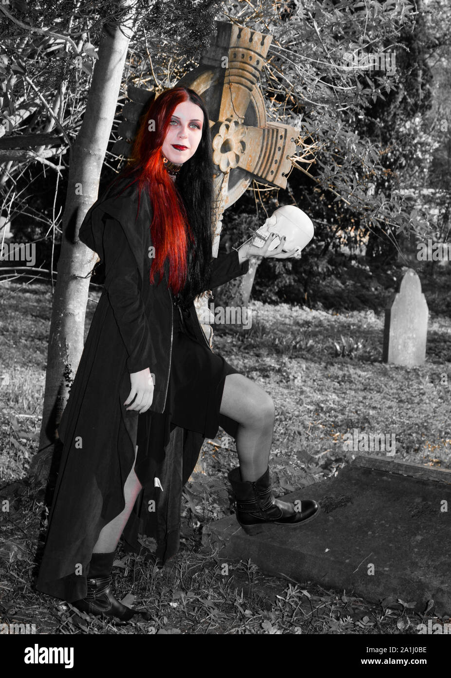 Female vampire cemetery hi-res stock photography and images - Alamy