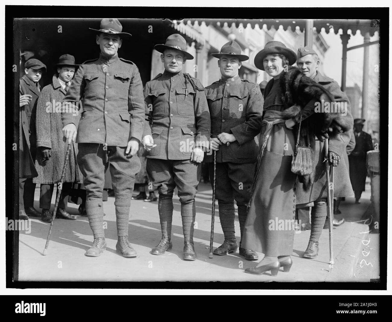 Healthcare for wounded soldiers Black and White Stock Photos & Images ...