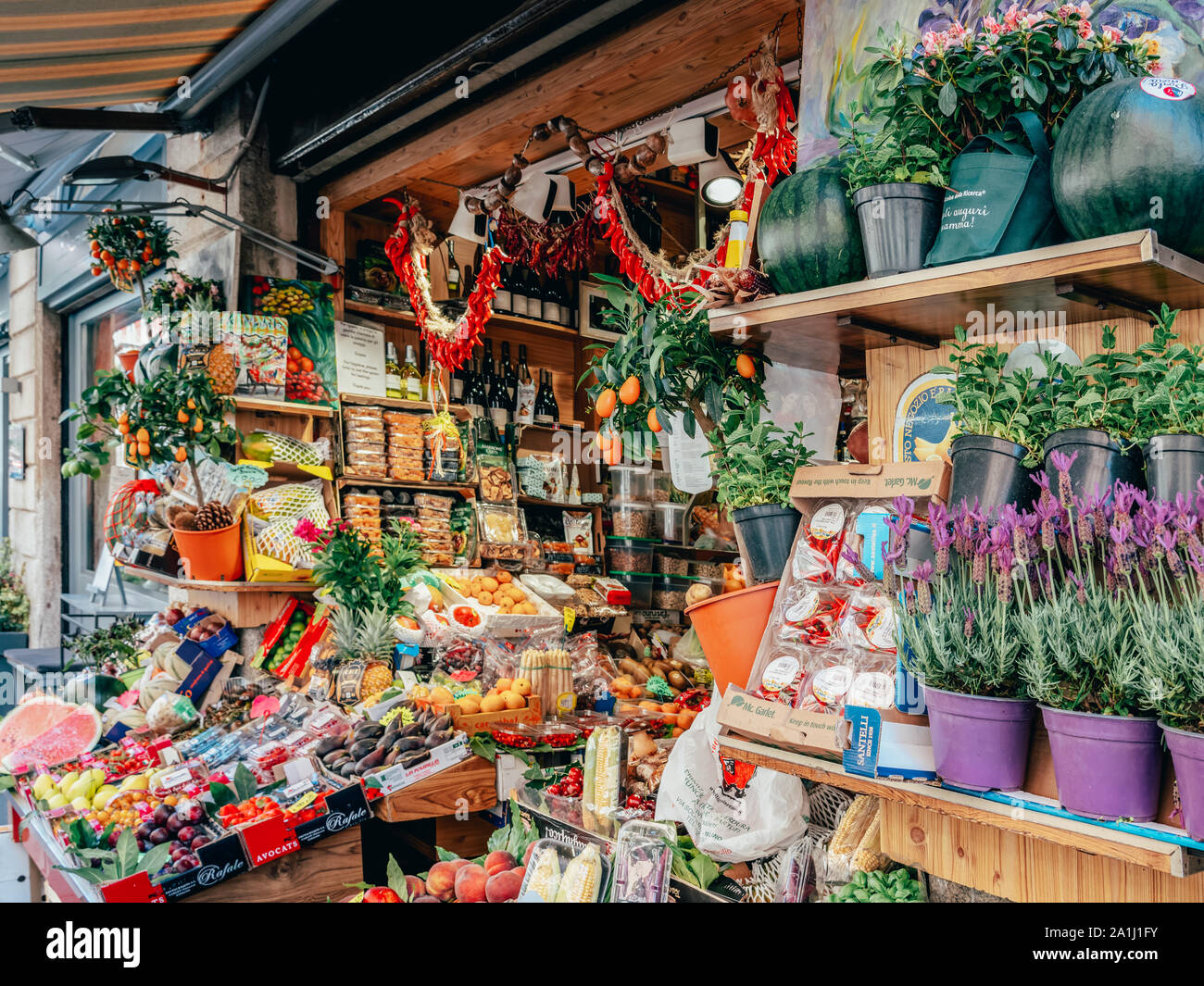 Store with fruits hi-res stock photography and images - Alamy