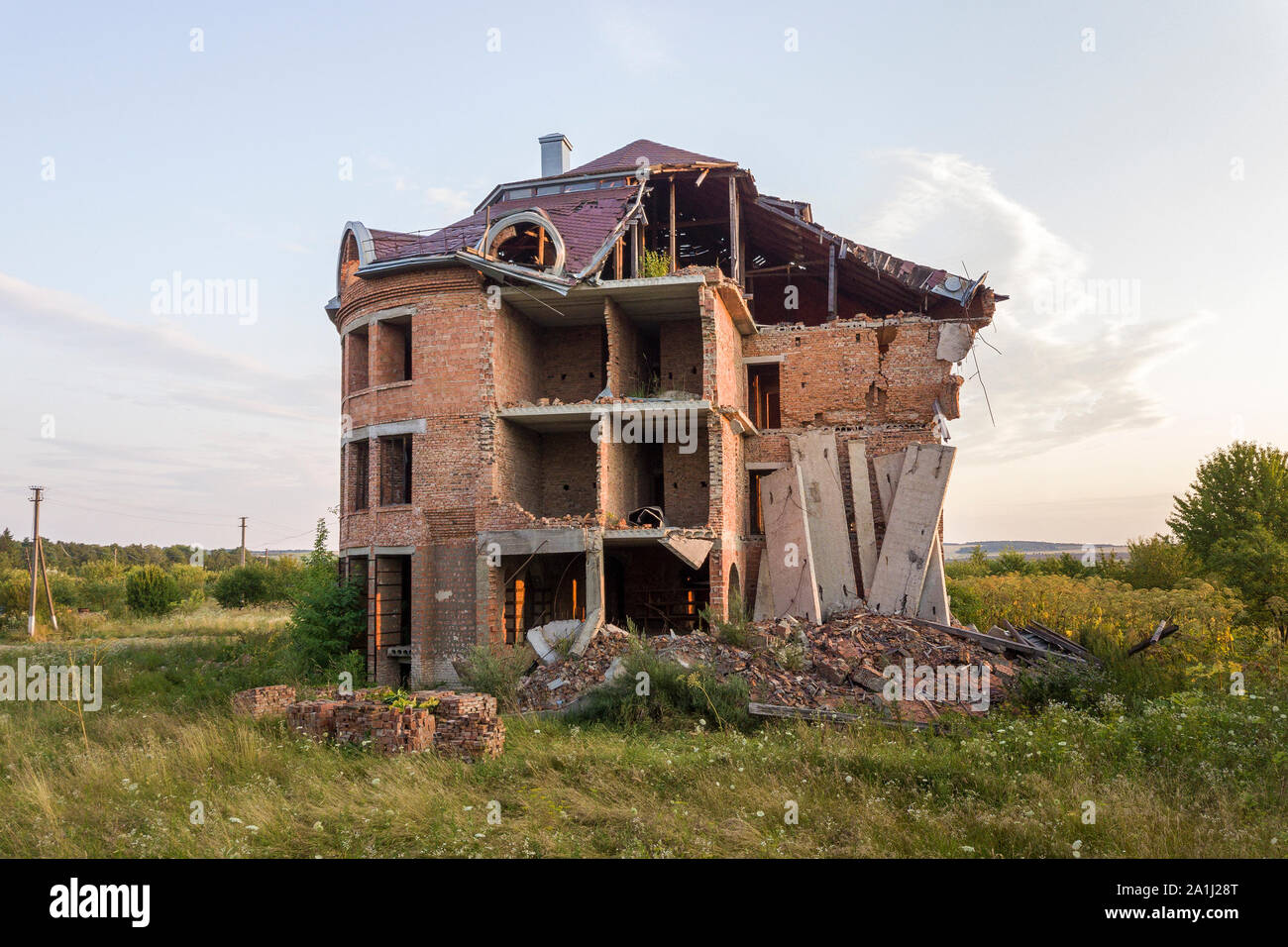 Old ruined building after earthquake. A collapsed brick house Stock ...