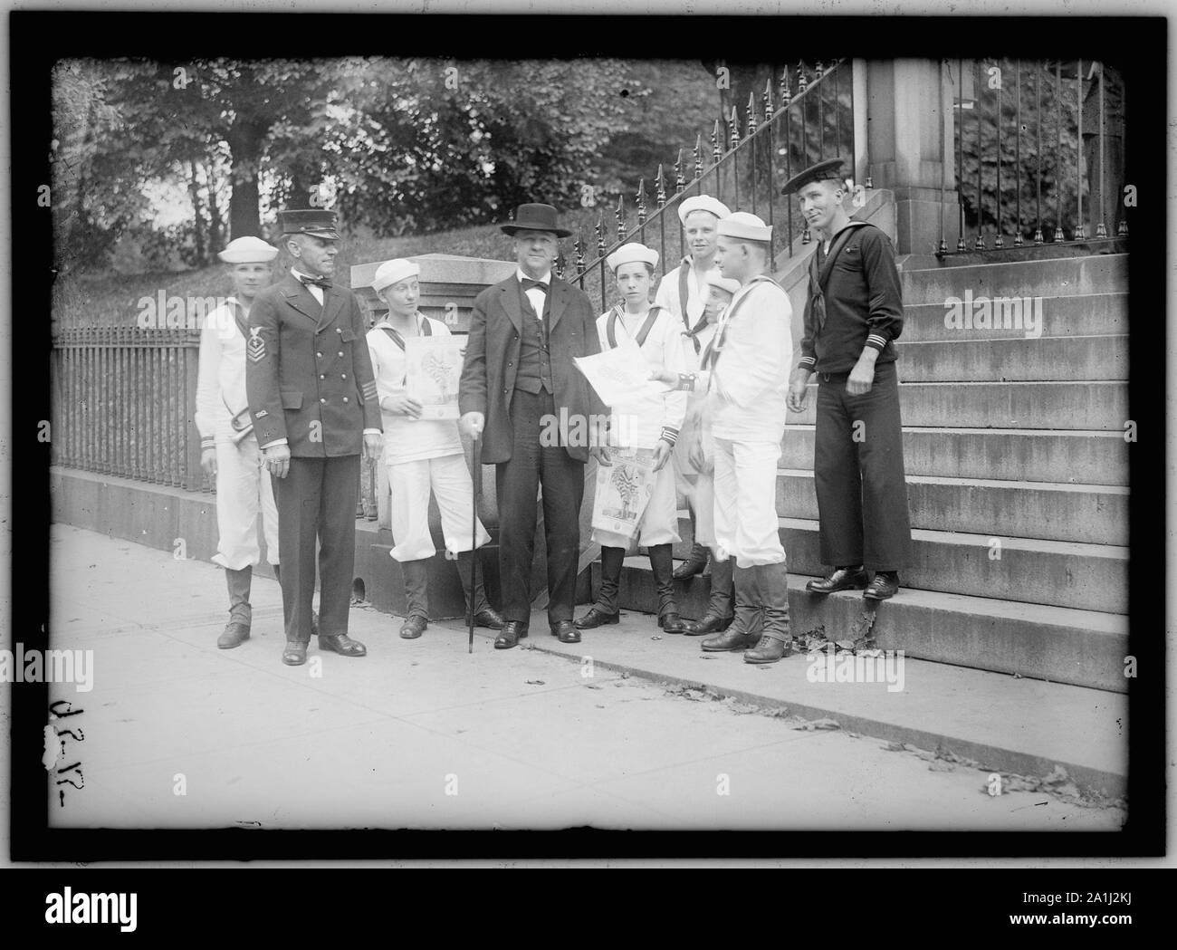 NAVAL SCOUTS WITH DANIELS AT WHITE HOUSE Stock Photo - Alamy