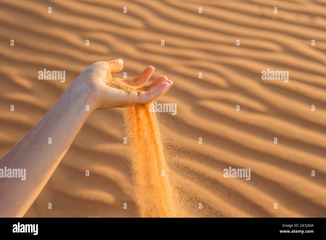Sand falling through a hand hi-res stock photography and images - Alamy