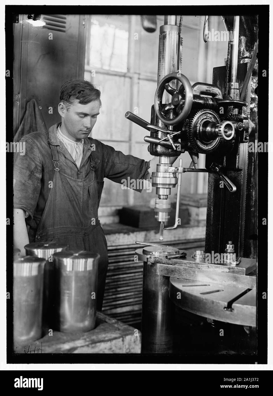 Navy repair shop Black and White Stock Photos & Images - Alamy