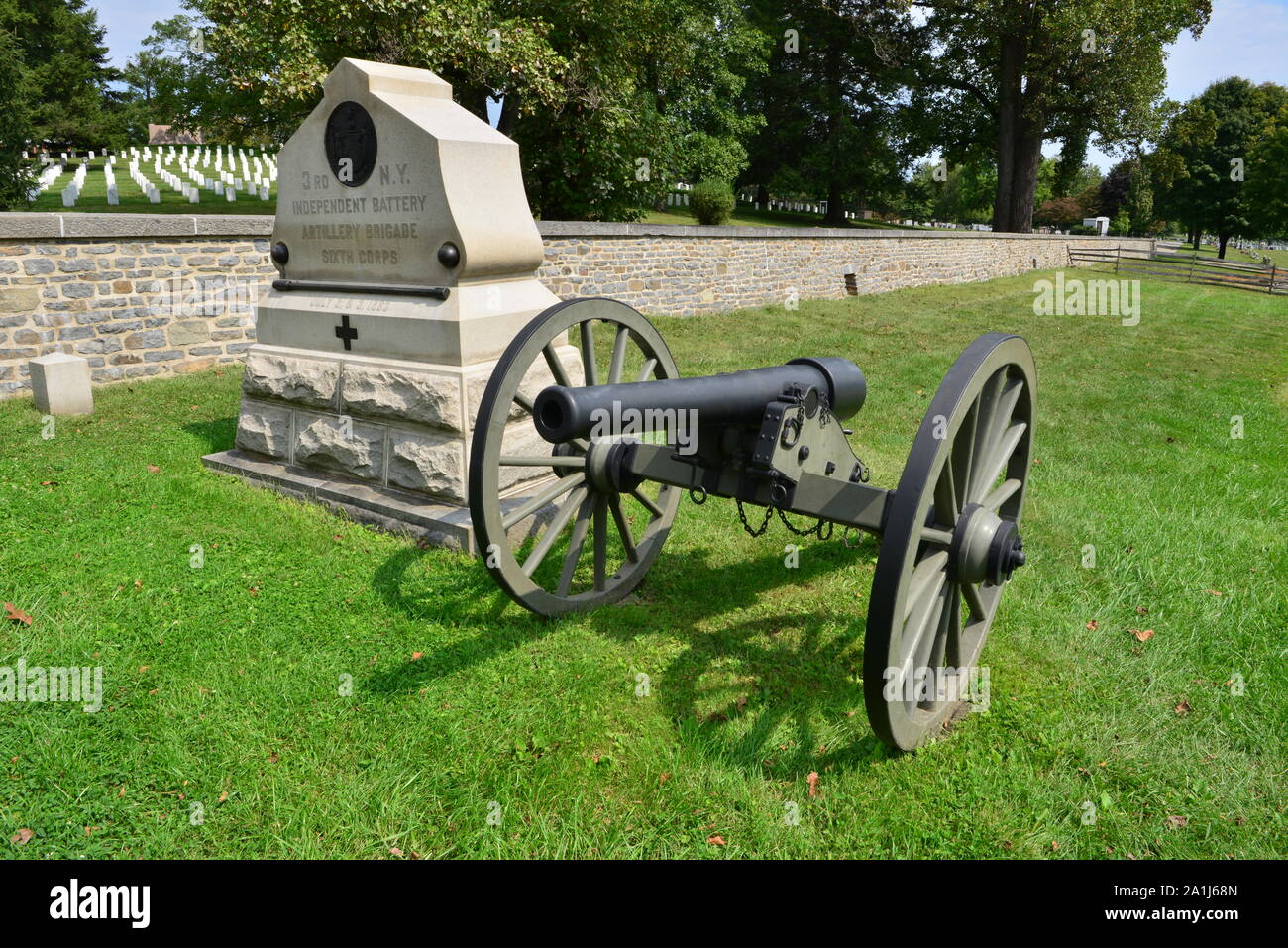 A cannon and a memorial at a graveyard at Gettysburg Stock Photo - Alamy