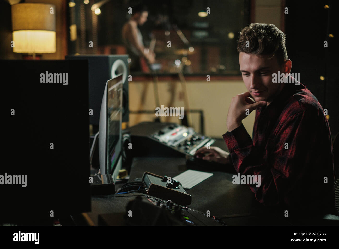 Sound engineer working in a music studio Stock Photo - Alamy