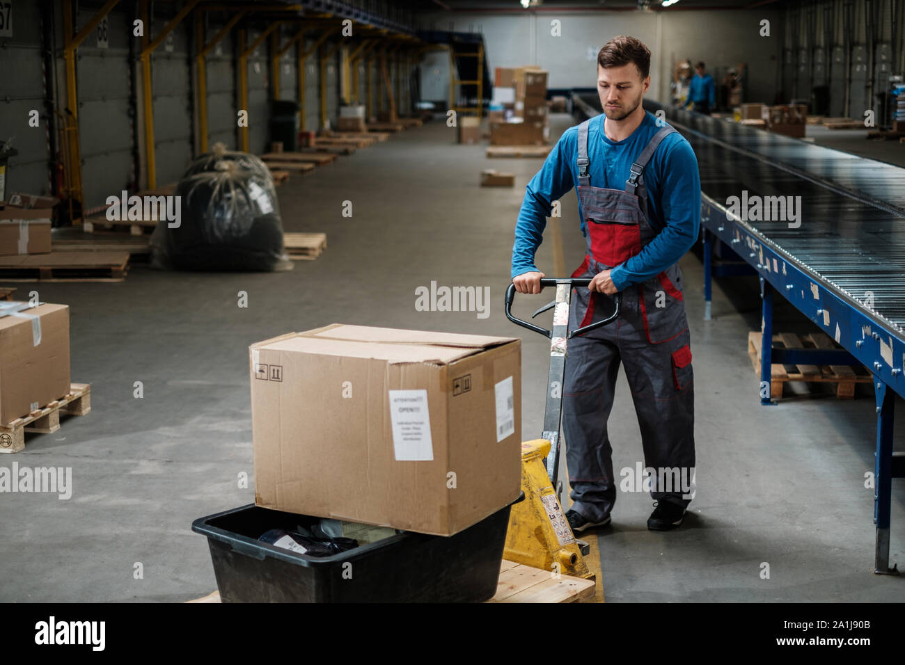 Pallet rack hi-res stock photography and images - Alamy