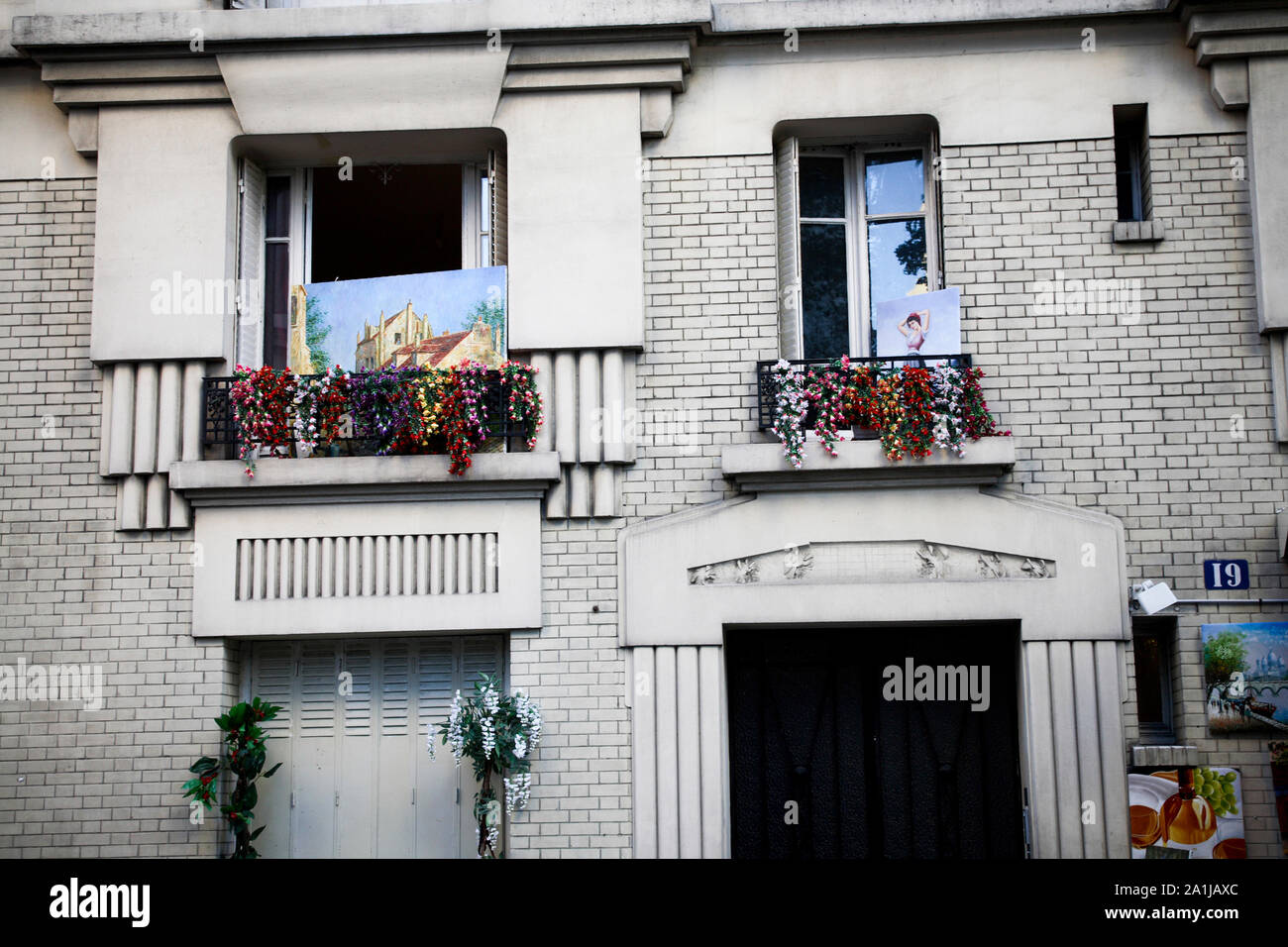 MONTMARTRE PARIS Artists show their art on the balcony Stock Photo - Alamy