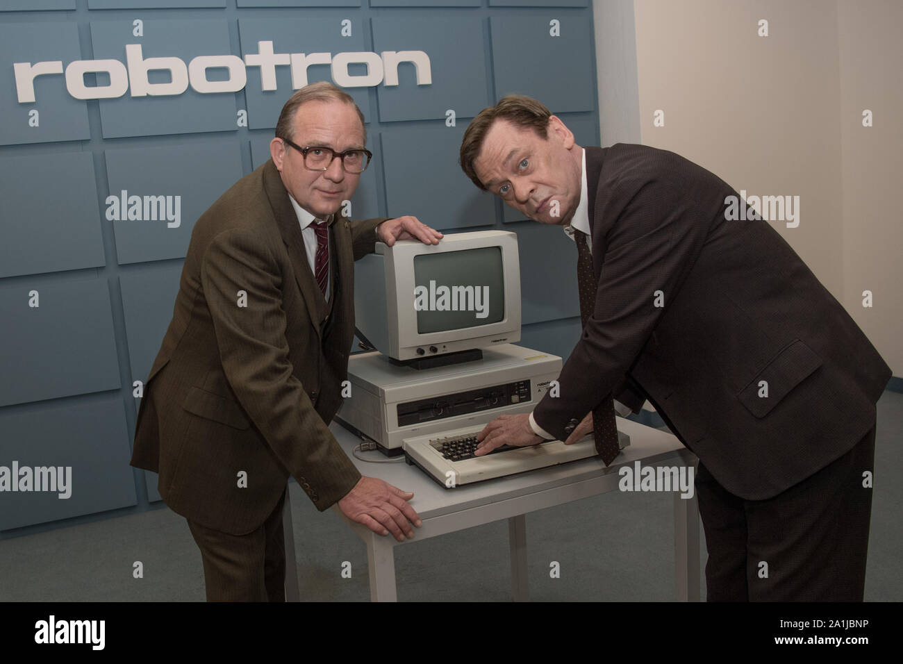 27 September 2019, Berlin: The actors Uwe Preuss (l) and Sylvester ...