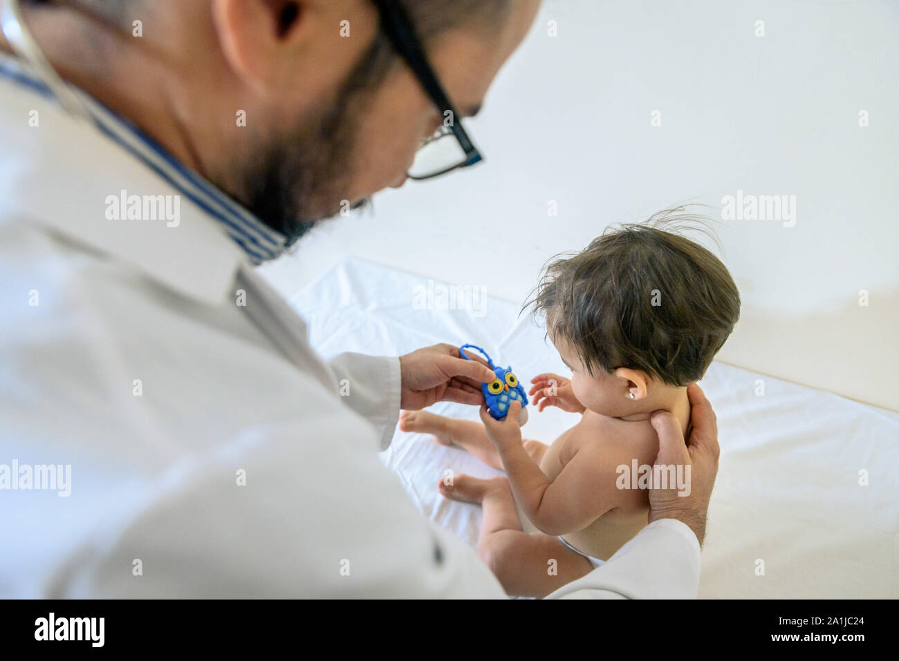 Doctor observing hi-res stock photography and images - Alamy