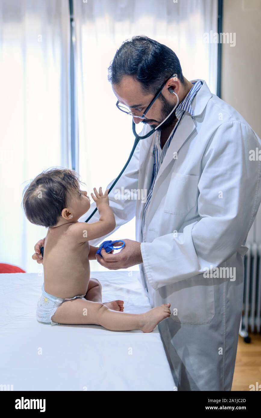 Doctor observing hi-res stock photography and images - Alamy