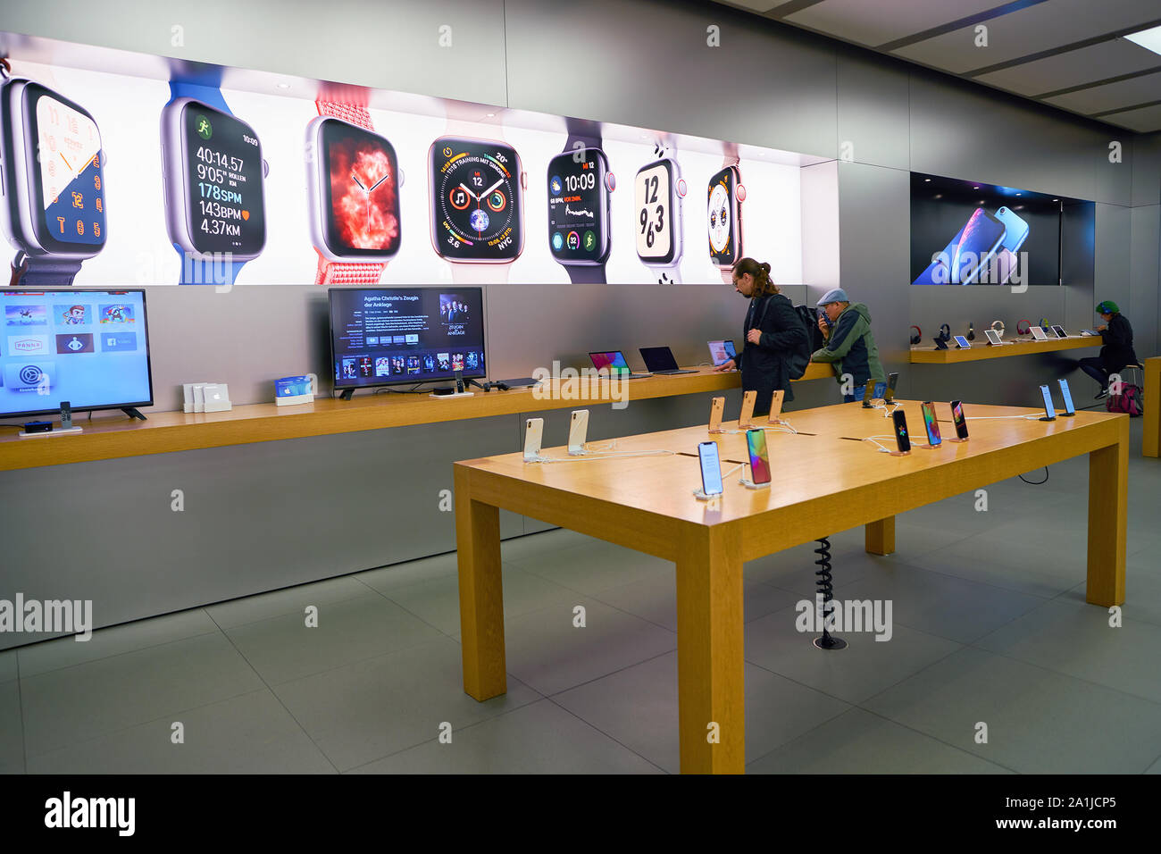 Apple store zurich switzerland hi-res stock photography and images - Alamy