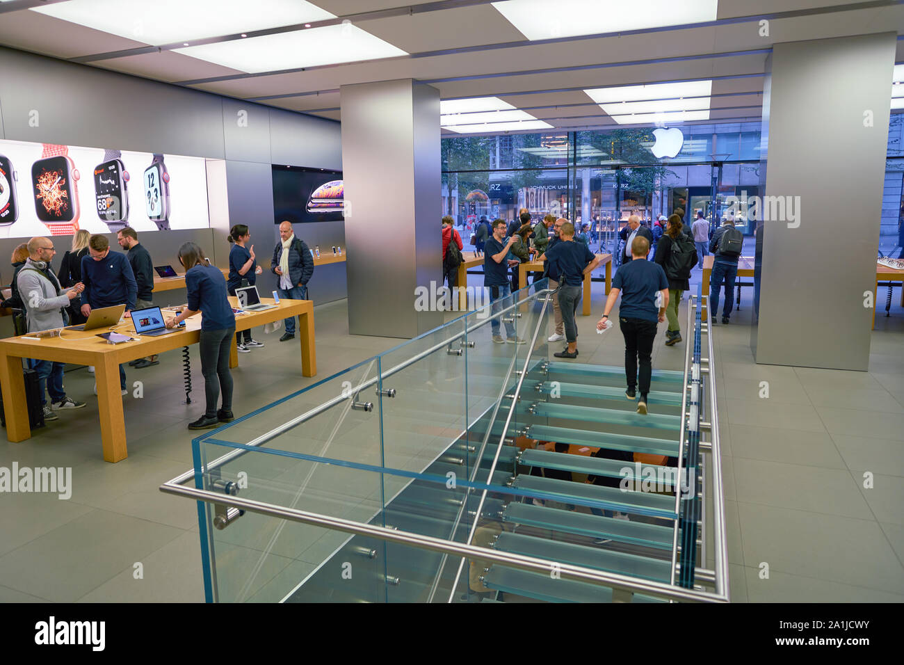 Apple store zurich switzerland hi-res stock photography and images - Alamy