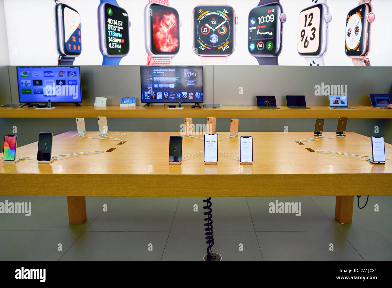 Apple store zurich switzerland hi-res stock photography and images - Alamy