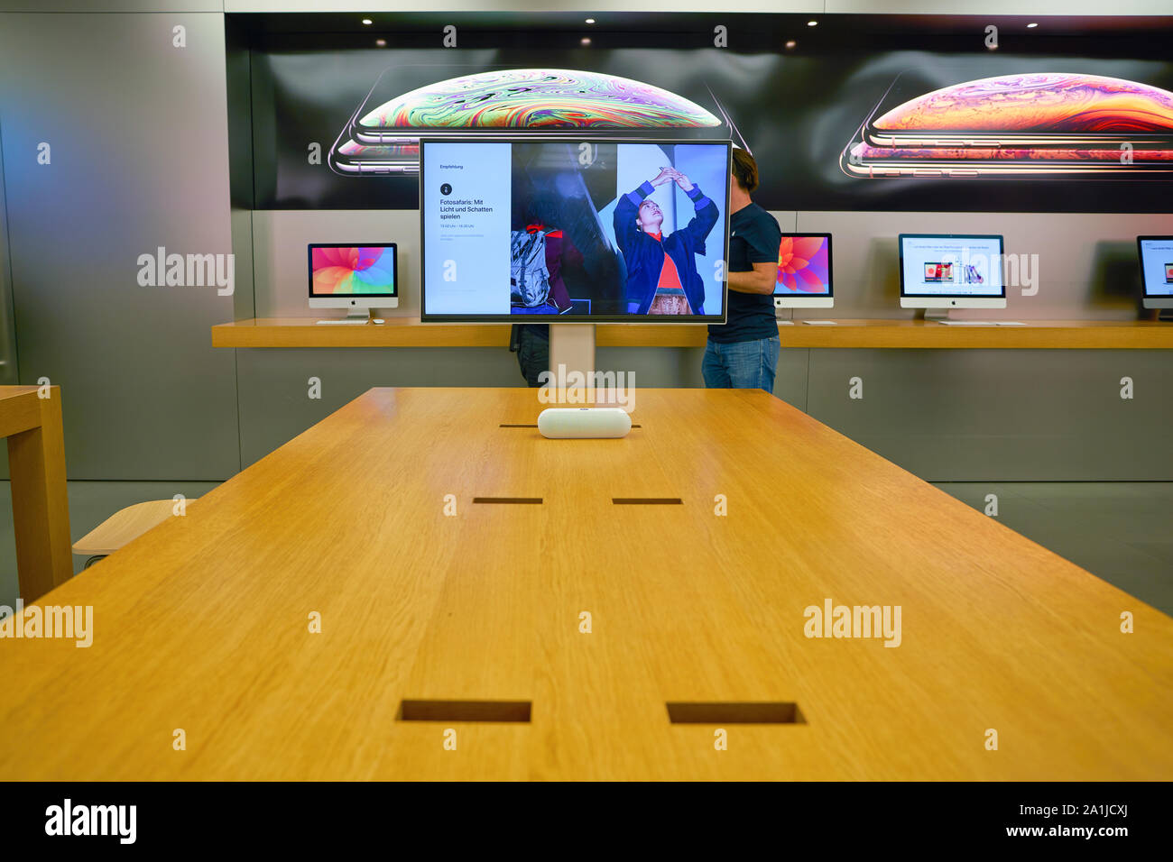 Apple store zurich switzerland hi-res stock photography and images - Alamy