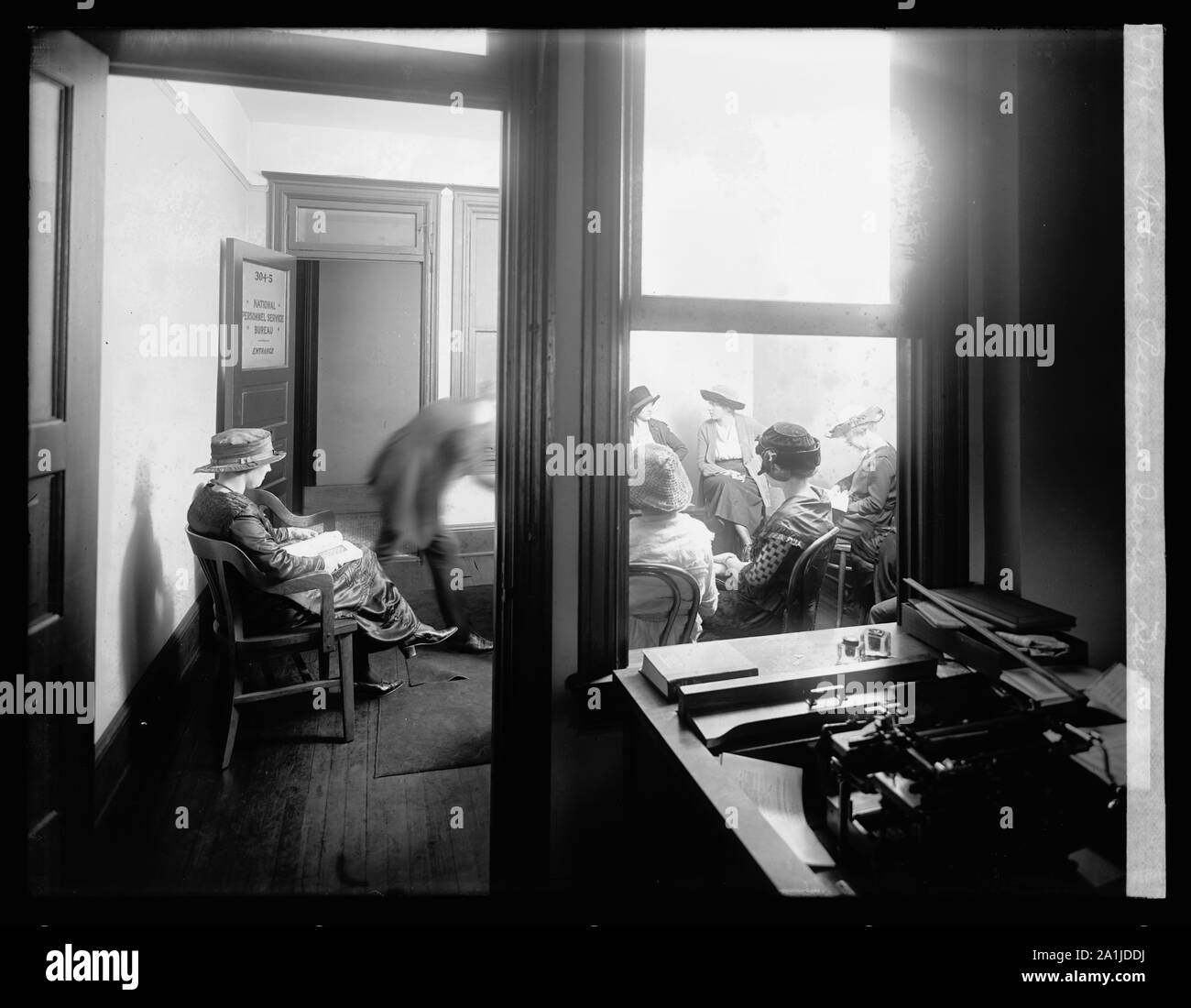 Bureau personnel hi-res stock photography and images - Alamy