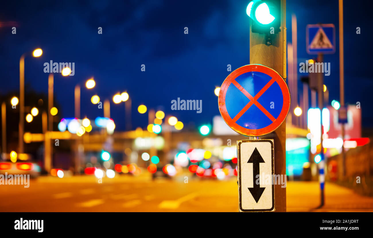 Trafficlights in the city at night time Stock Photo - Alamy