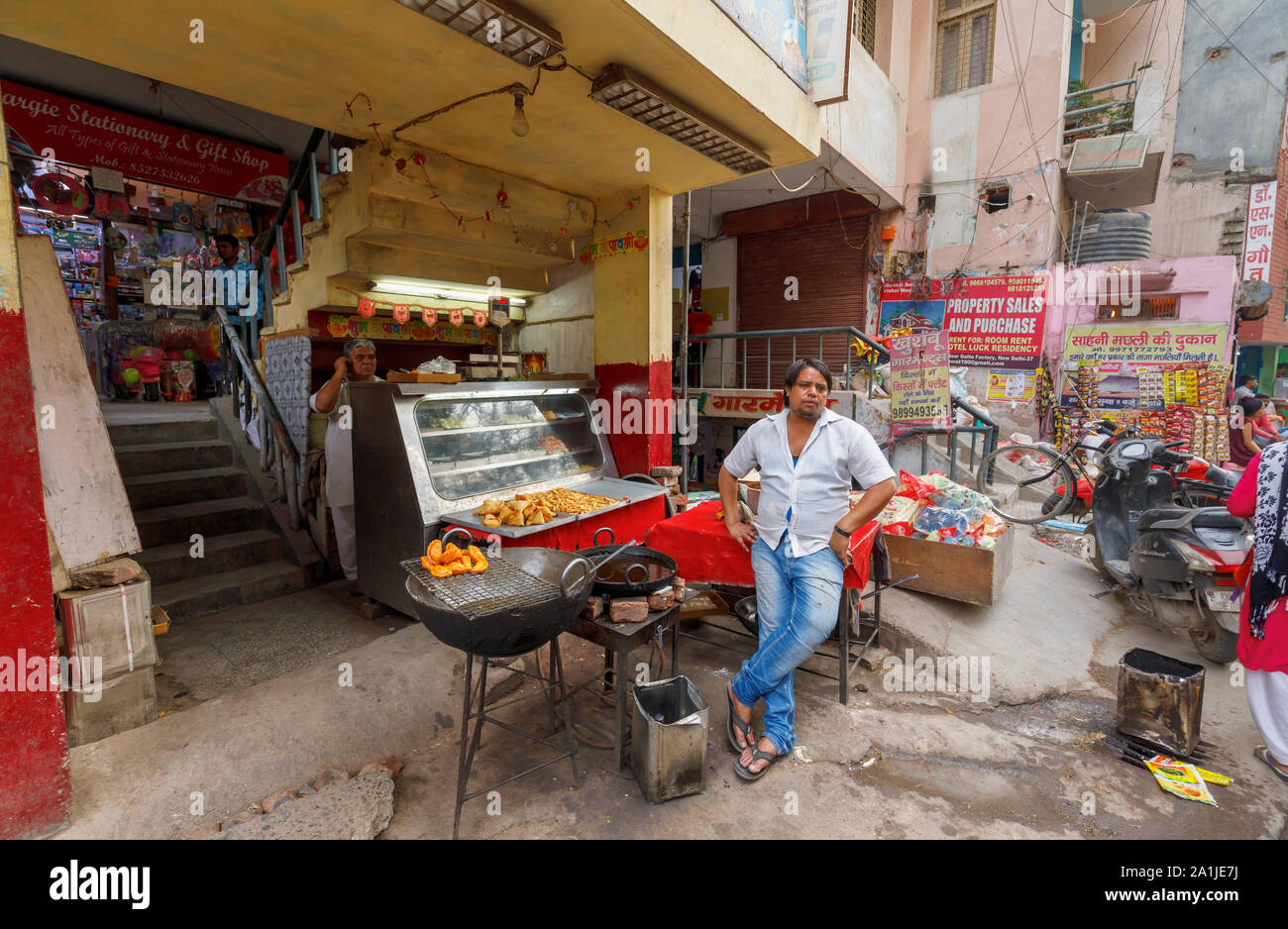 Street scene in Mahipalpur district, a suburb of New Delhi, capital ...