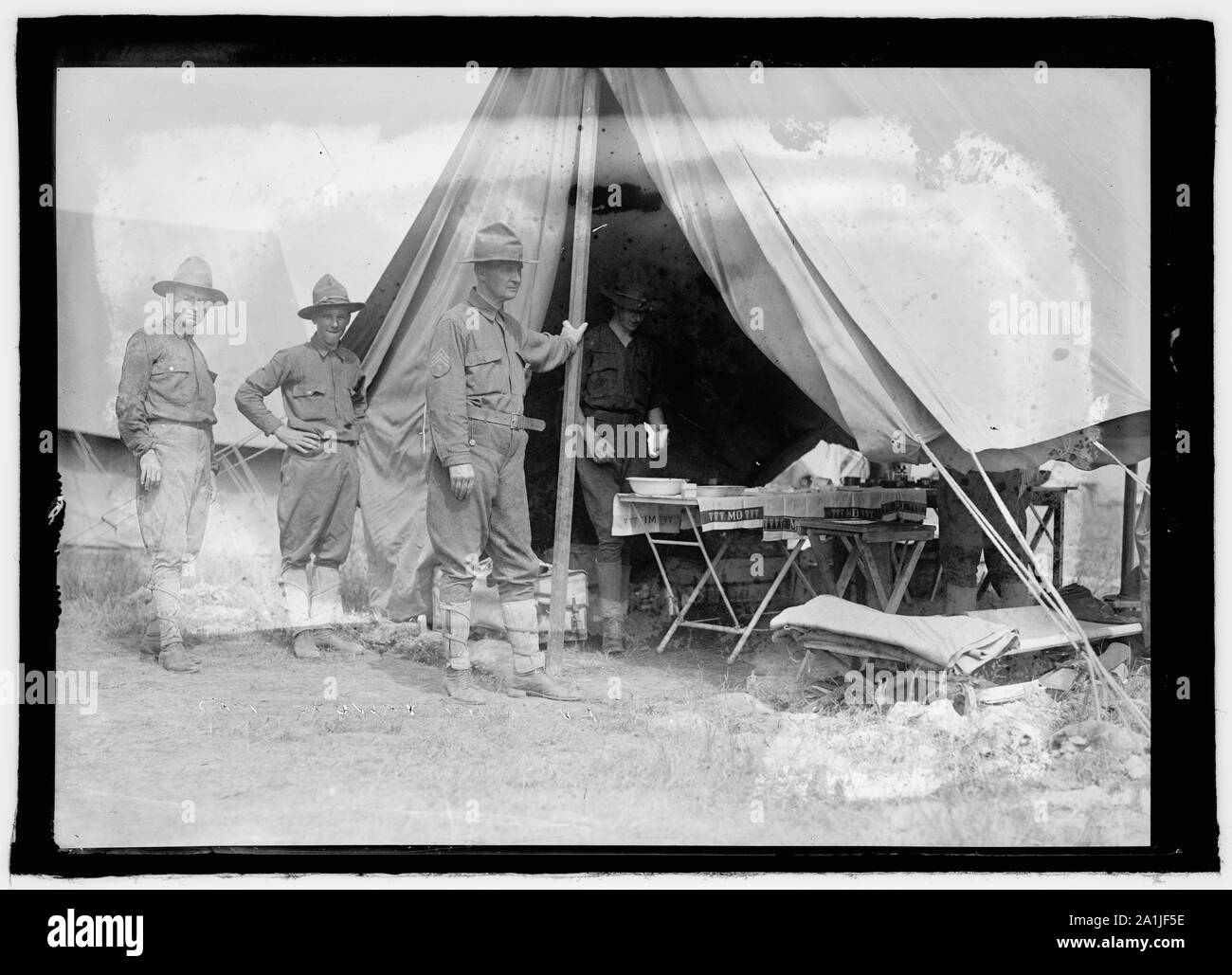 National army soldiers camp Black and White Stock Photos & Images - Alamy