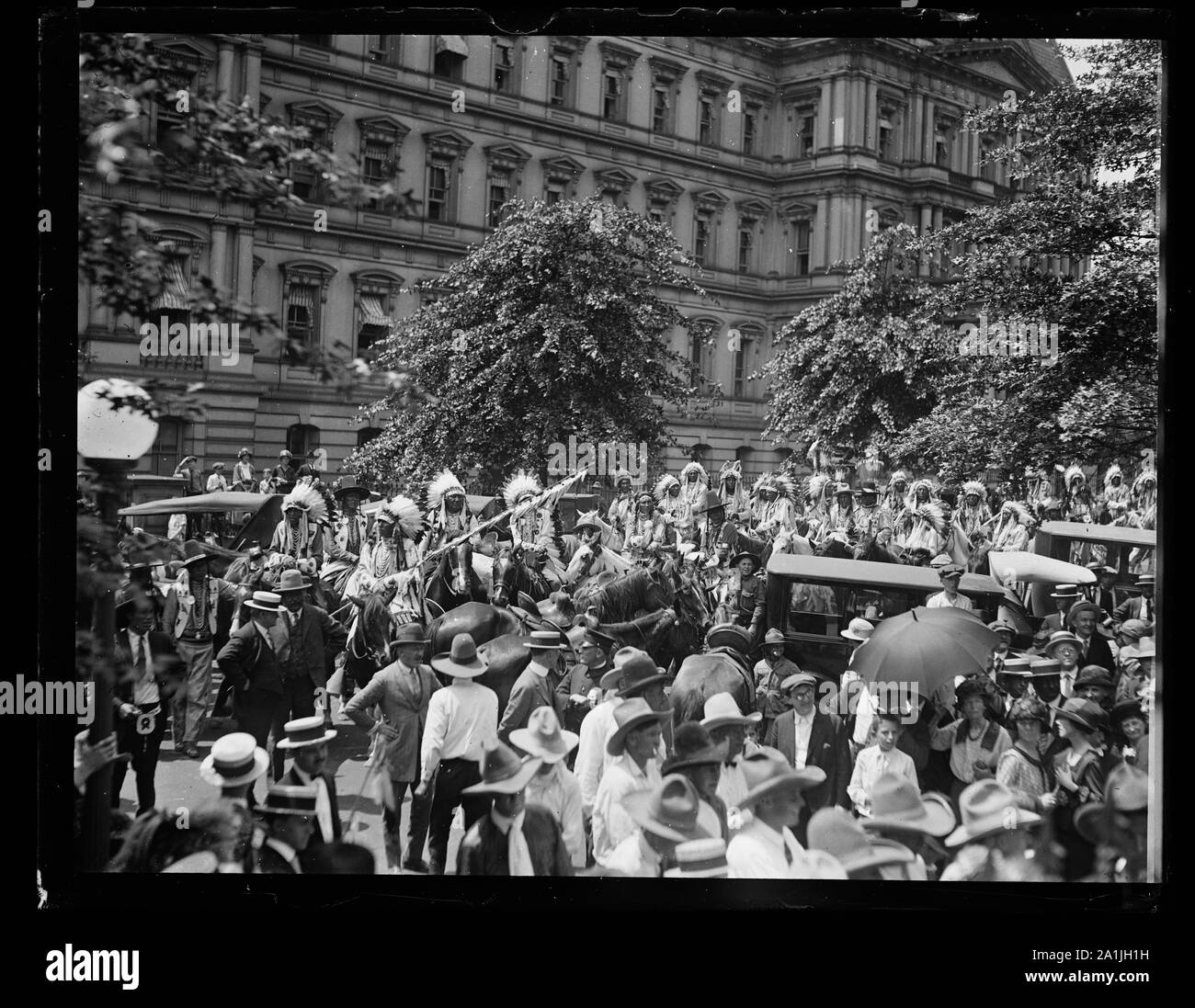 Native american on horses Black and White Stock Photos & Images - Alamy