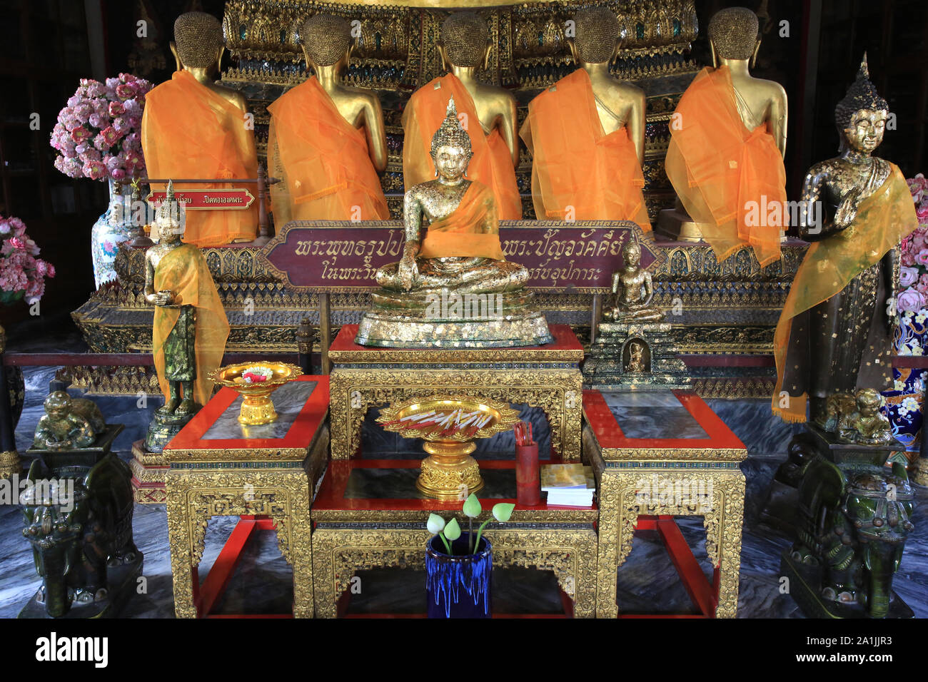 Bouddha donnant son premier sermon aux cinq disciples à Bénarés ...