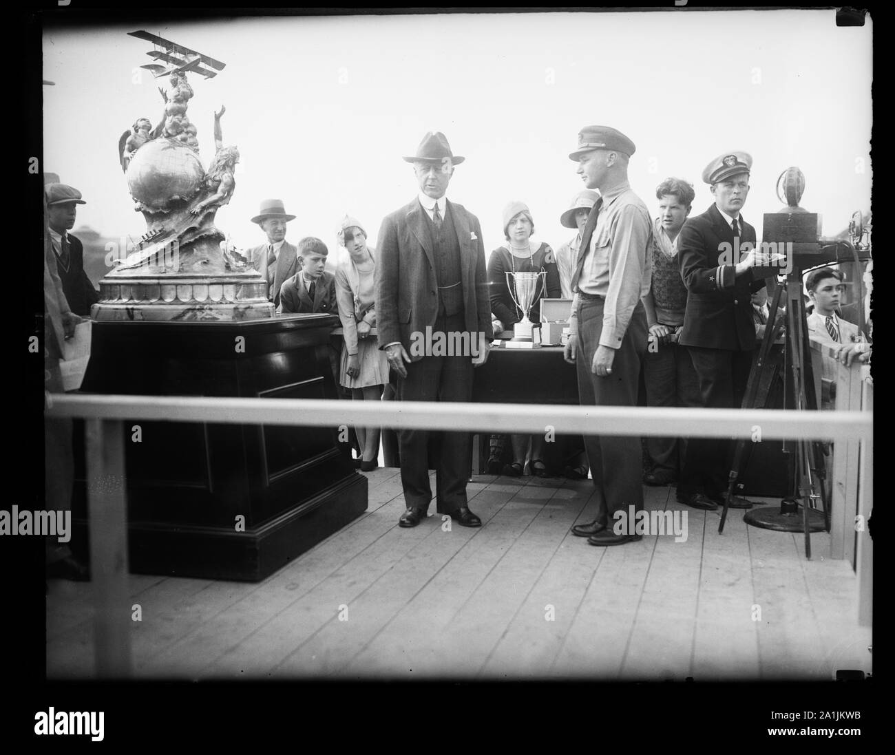 Naval aviator sets new speed mark to win Curtiss Marine Trophy., Lt. W ...