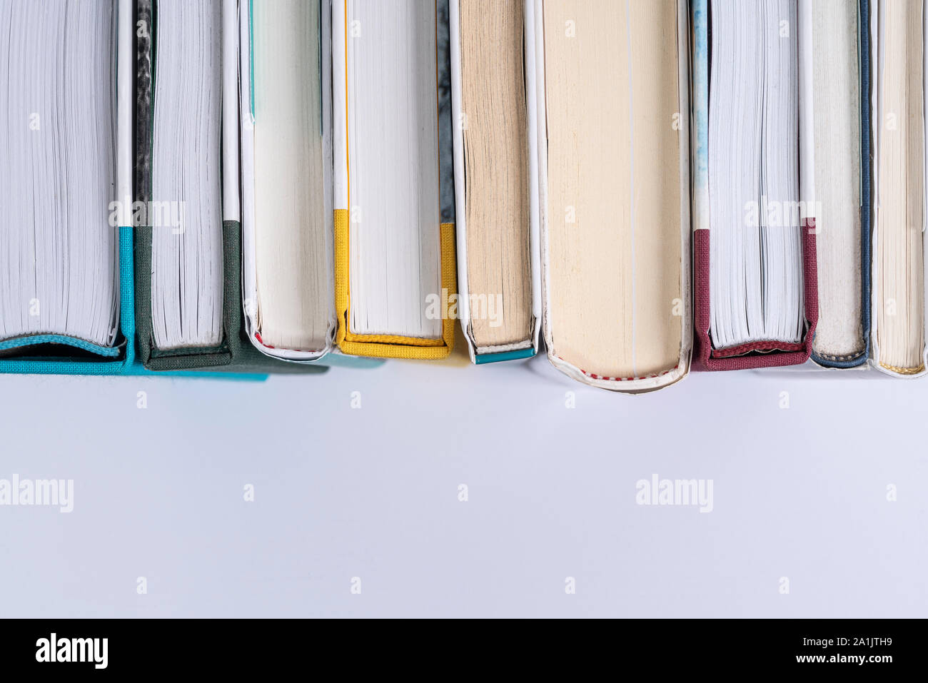 Row of books hi-res stock photography and images - Alamy