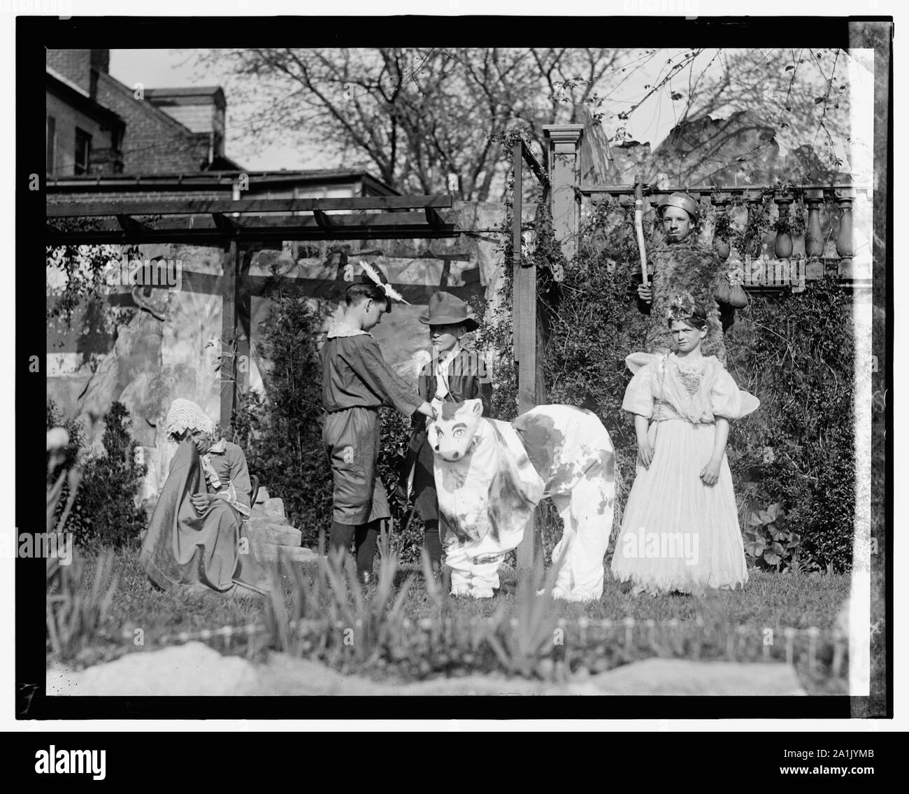 Pageant art hi-res stock photography and images - Alamy