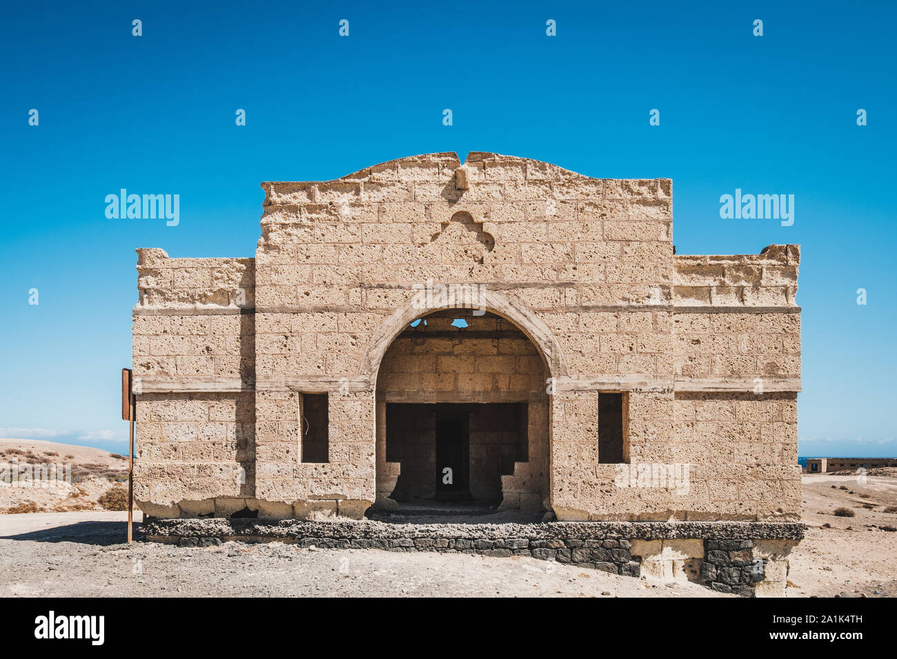 Abandoned building in desert hi-res stock photography and images - Alamy