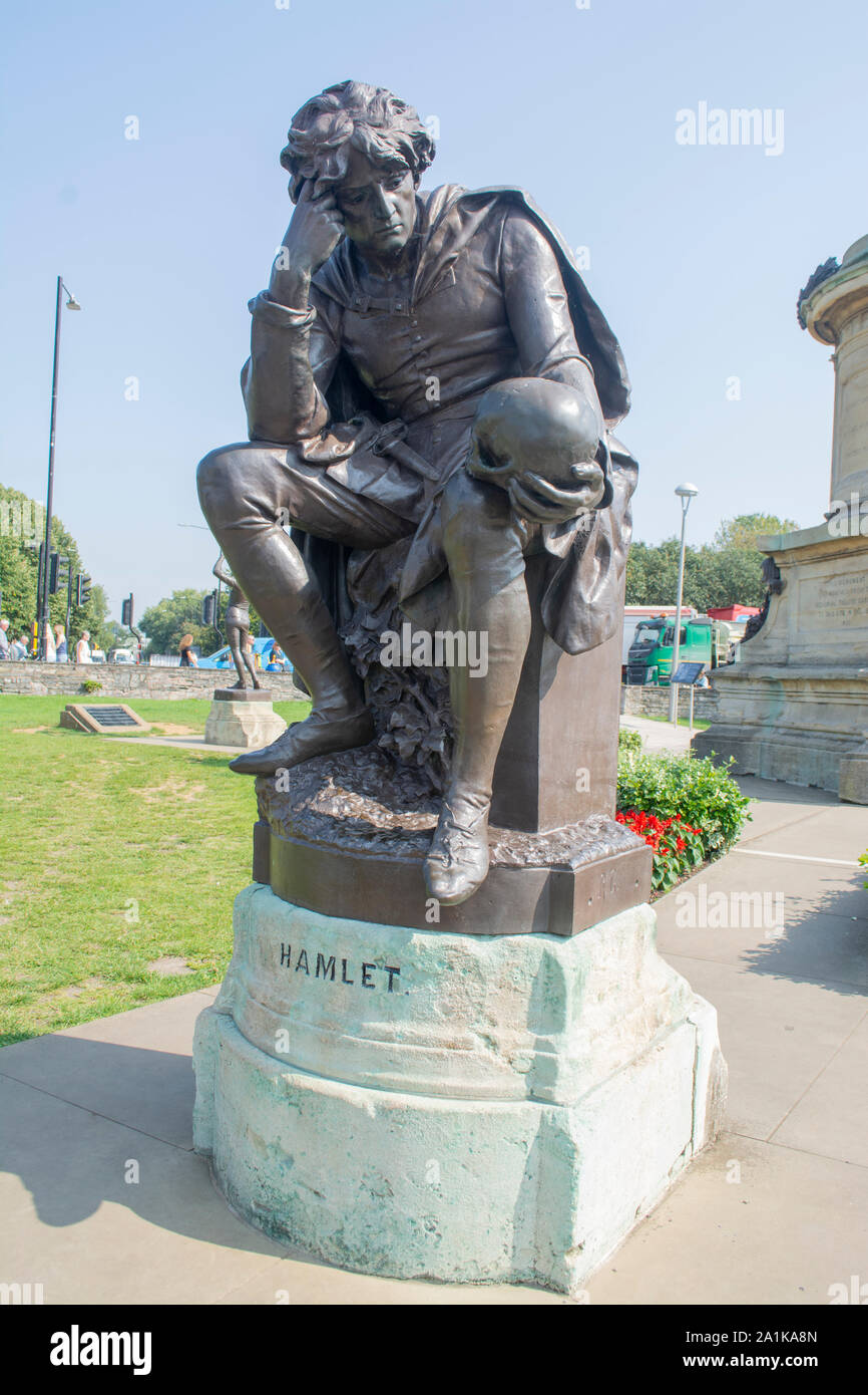 Stratford upon avon hamlet statue hi-res stock photography and images ...