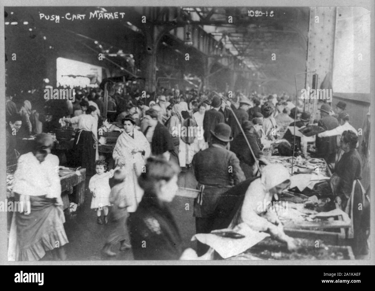 New York City street peddler; push-cart market Stock Photo - Alamy