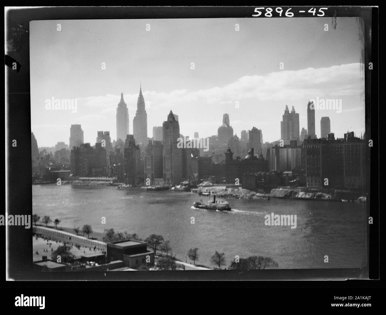 Views of midtown Black and White Stock Photos & Images - Alamy