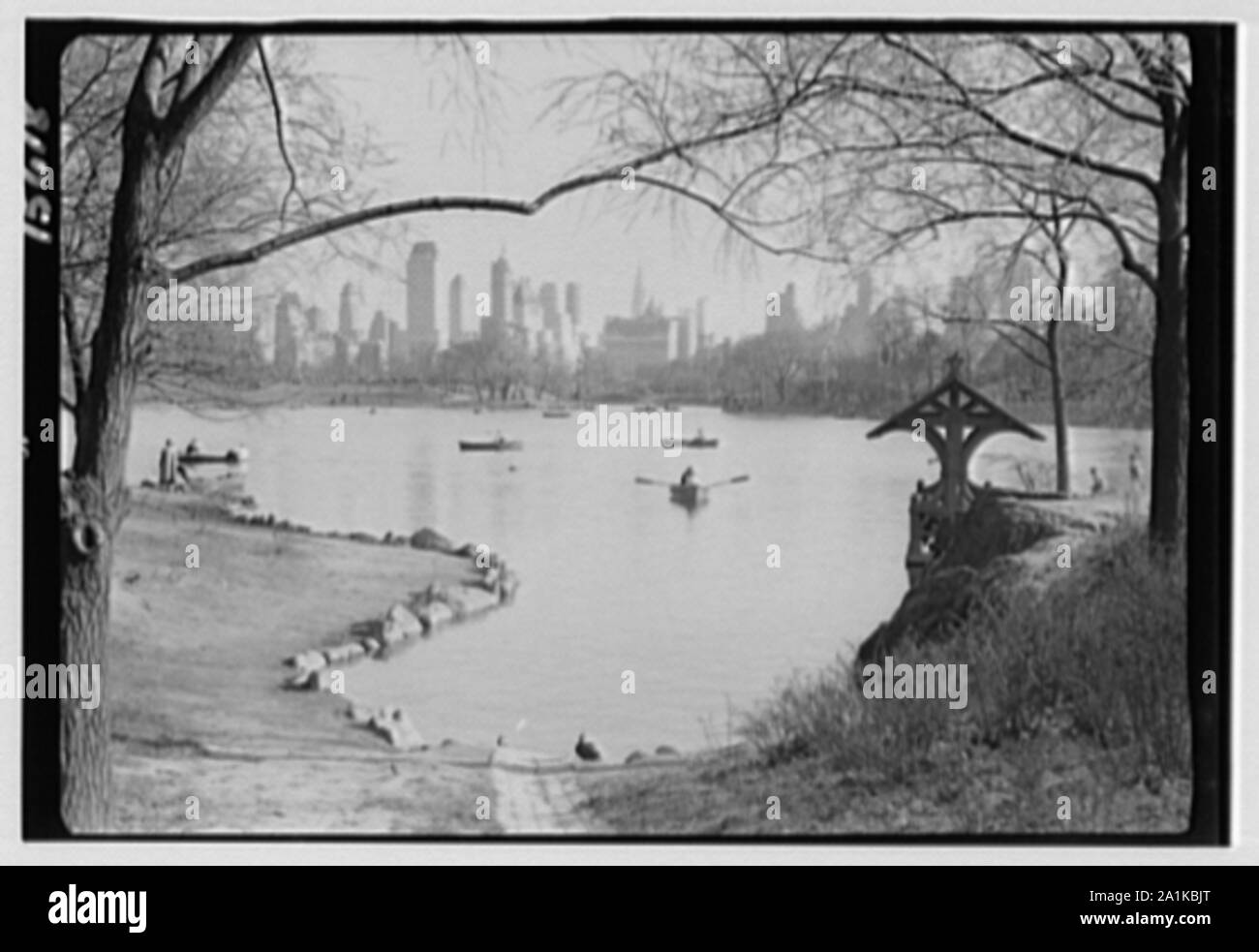 City views from park Black and White Stock Photos & Images - Alamy