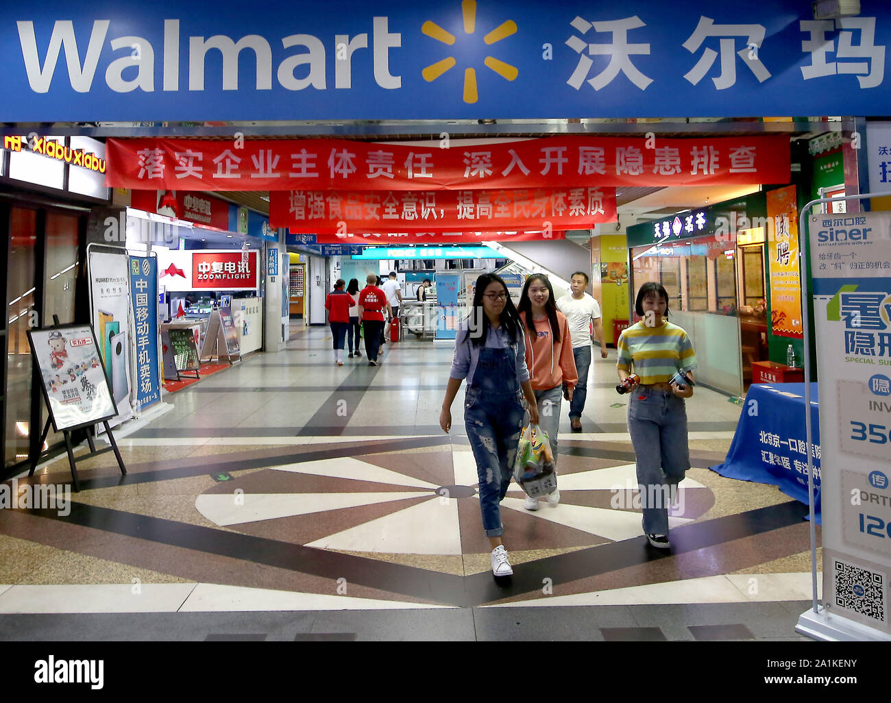 Chinese consumers shop in walmart hi-res stock photography and images ...