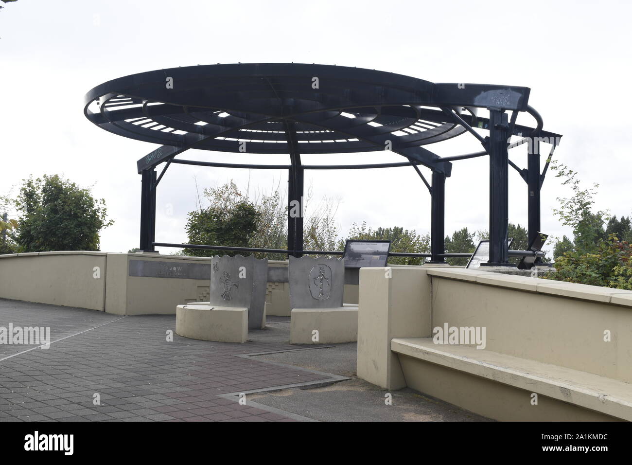 Benches to sit hi-res stock photography and images - Alamy