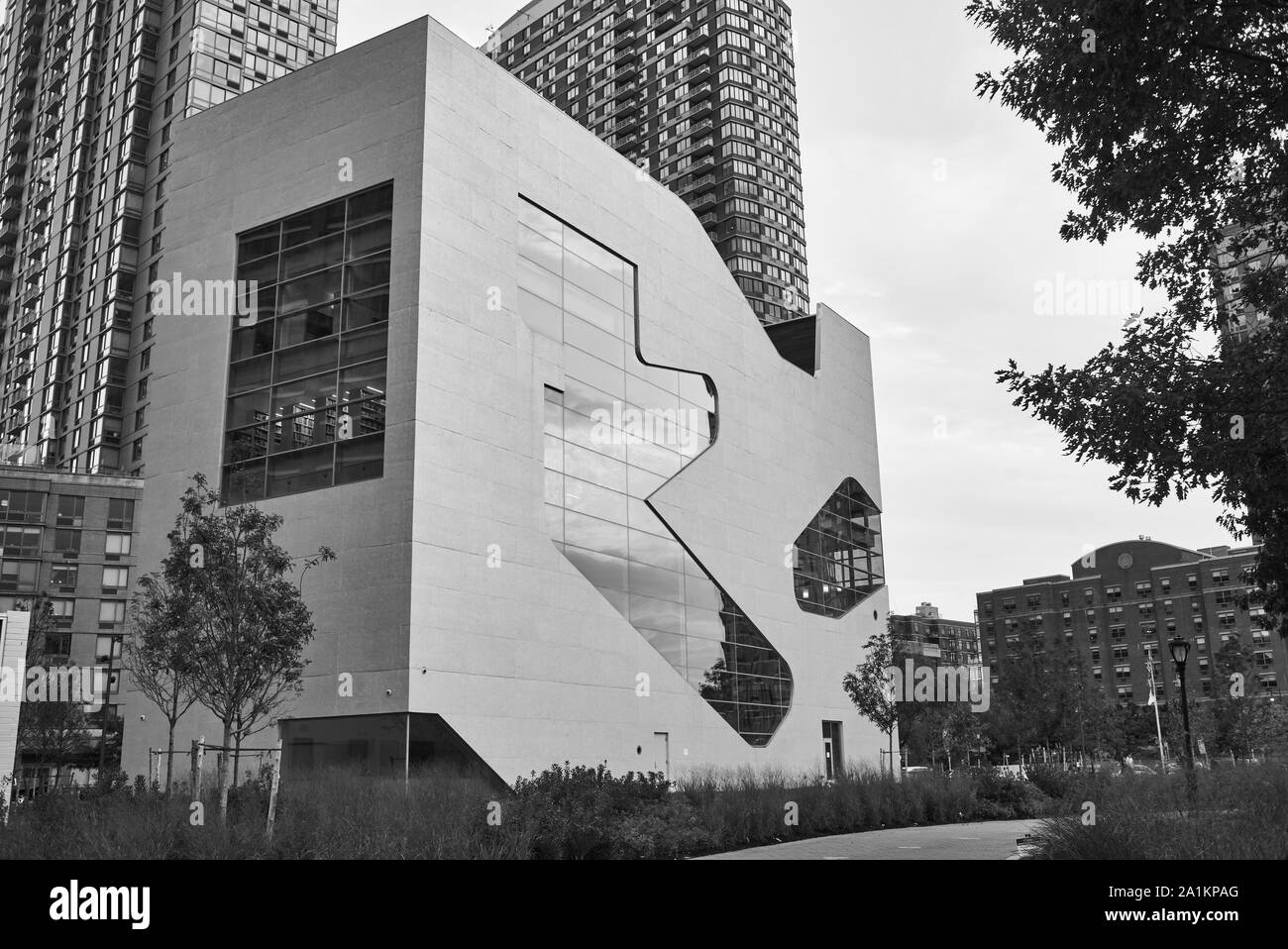 Hunters Point Community Library, designed by Steven Holl Architects ...