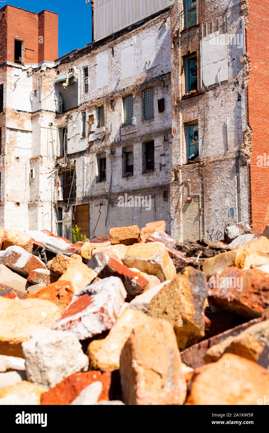 Abandoned brick building in chicago hi-res stock photography and images ...
