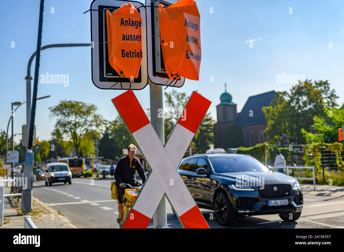 Railroad crossing sign andreaskreuz hi-res stock photography and images ...