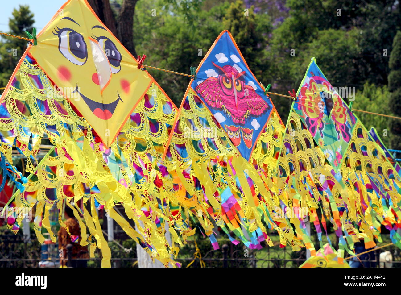 Yellow kites hi-res stock photography and images - Alamy