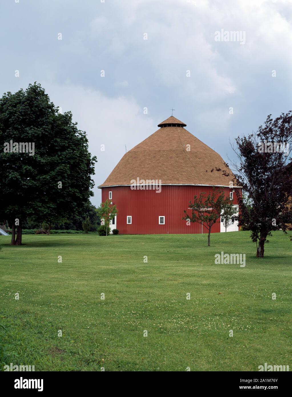 Octagonal barn in rural America Stock Photo - Alamy