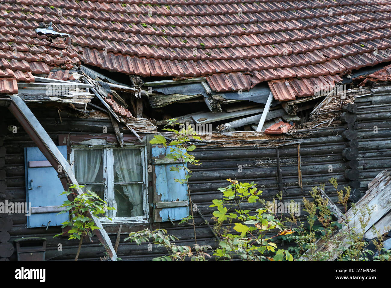 Old wooden house in disrepair on the edge of the village Stock Photo - Alamy