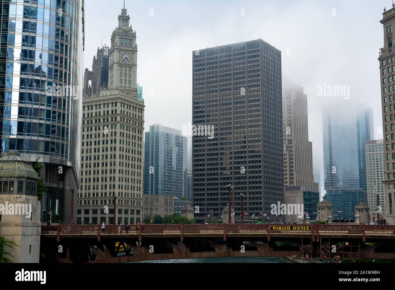 Chicago city skyline fog hi-res stock photography and images - Alamy