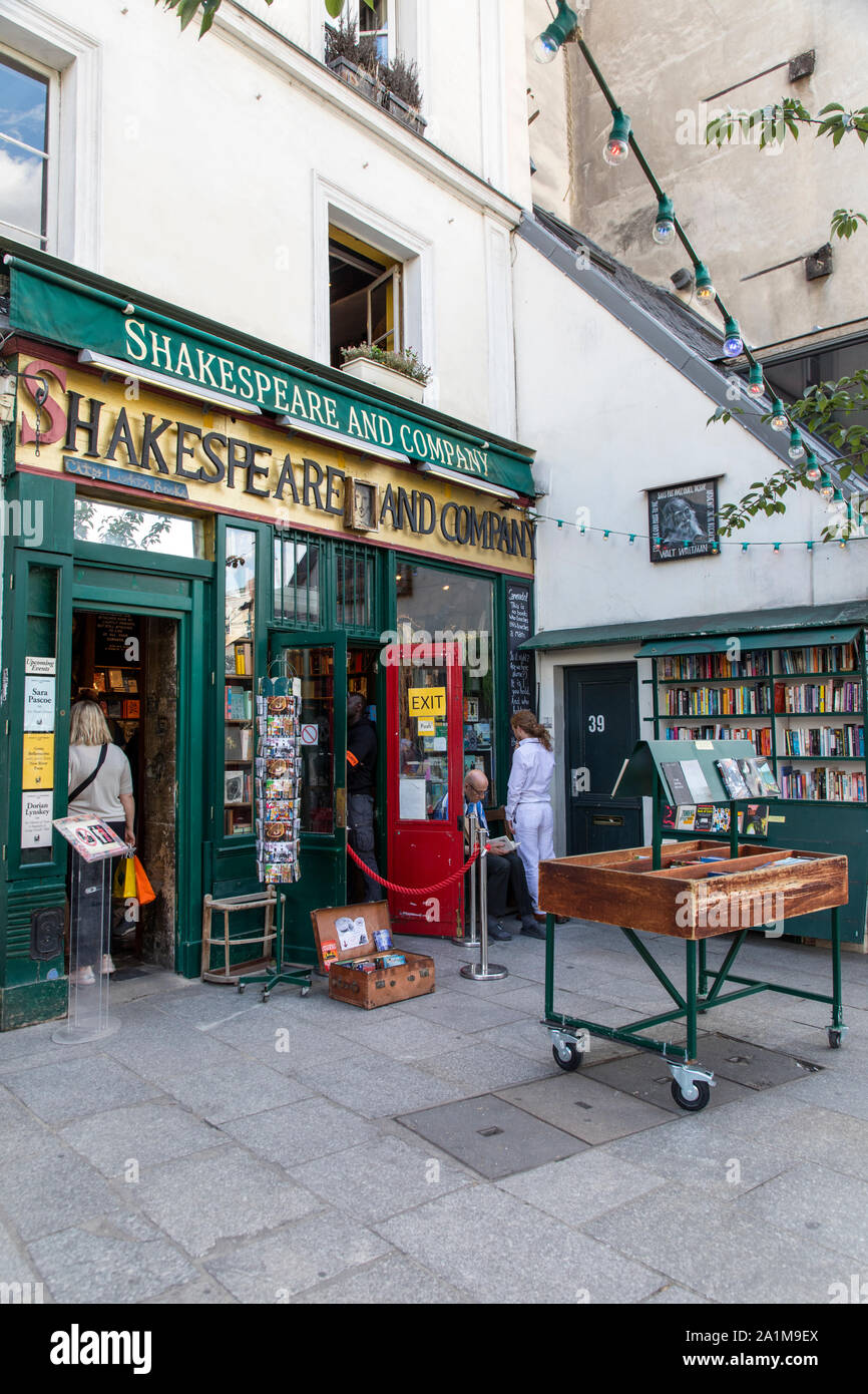 Shakespeare and Company book shop, Paris, France Stock Photo - Alamy