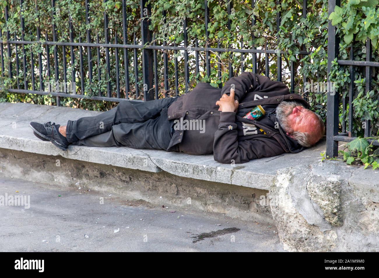 Homeless old man on streets hi-res stock photography and images - Alamy