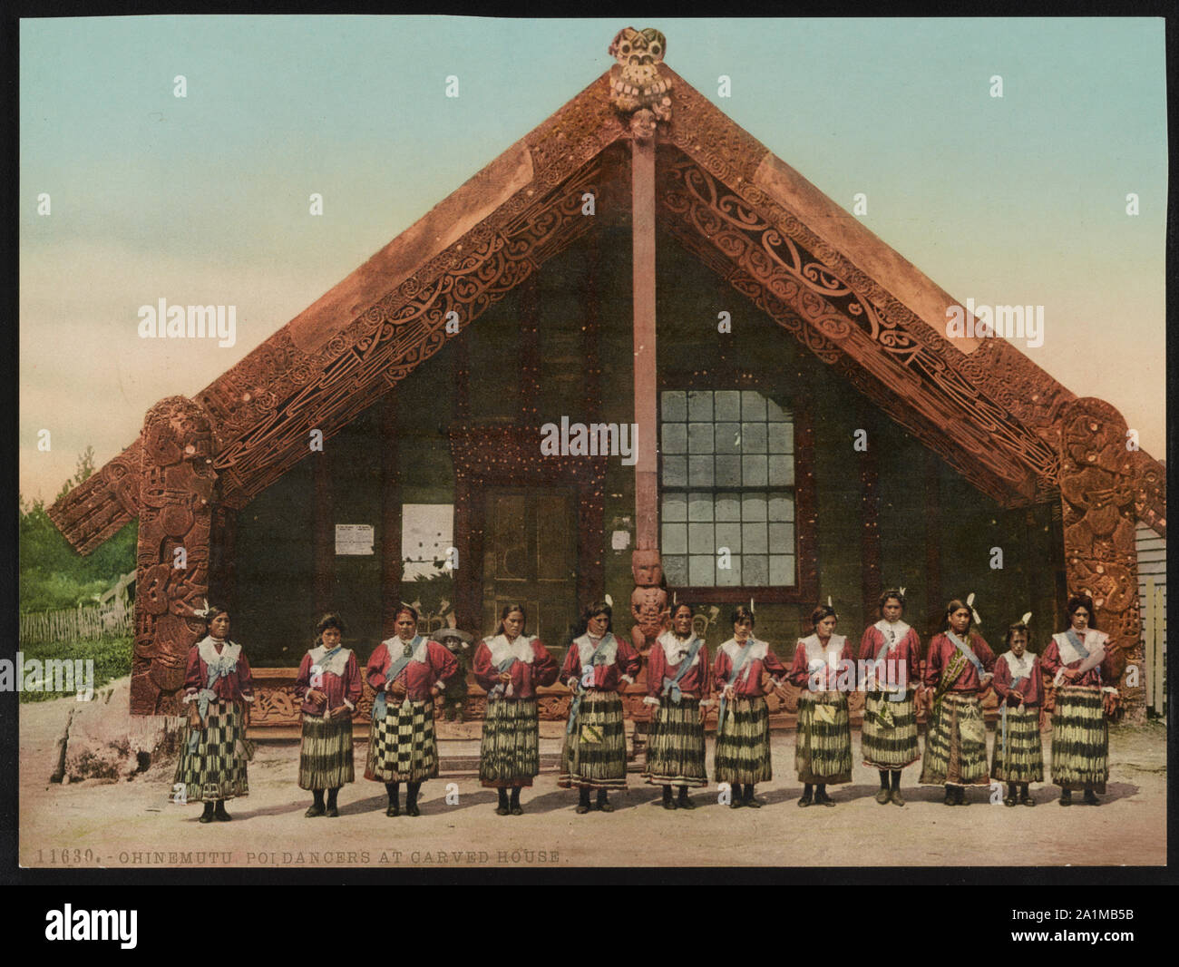 Ohinemutu Poi Dancers at Carved House Stock Photo - Alamy