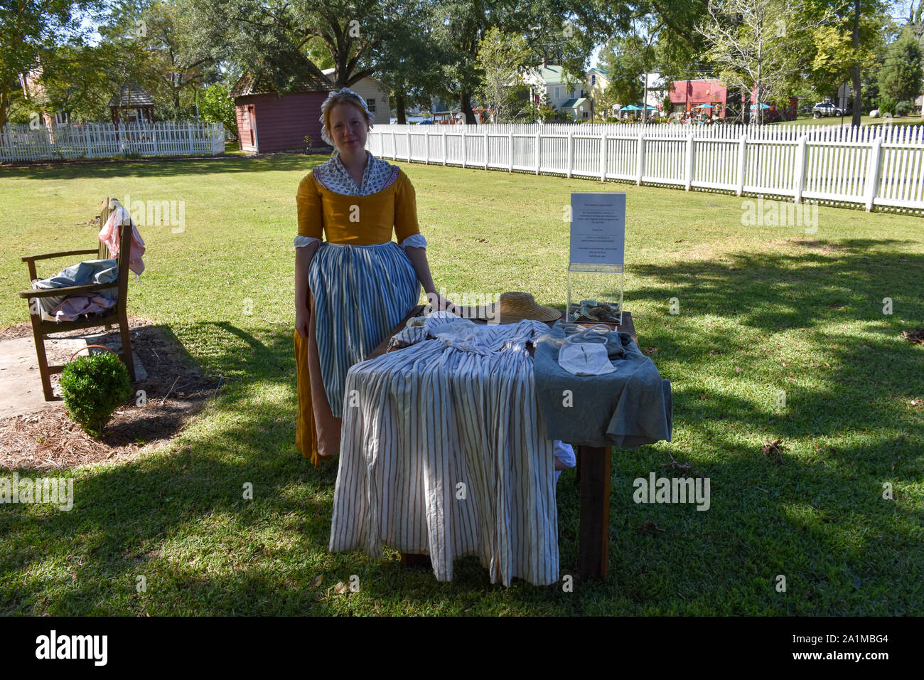 Colonial cloth maker hi-res stock photography and images - Alamy