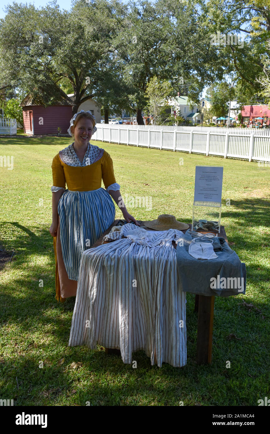 Colonial cloth maker hi-res stock photography and images - Alamy